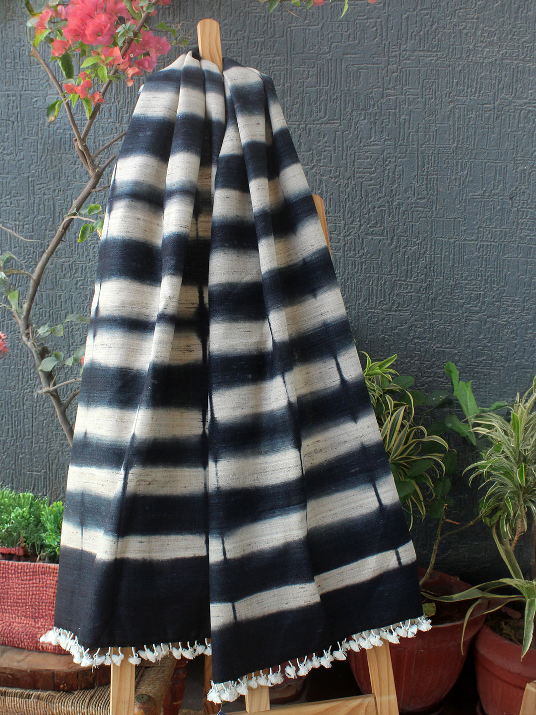 Beige and Black Handloom Clam Dye Wool and Silk Stole – Weaves of Tradition